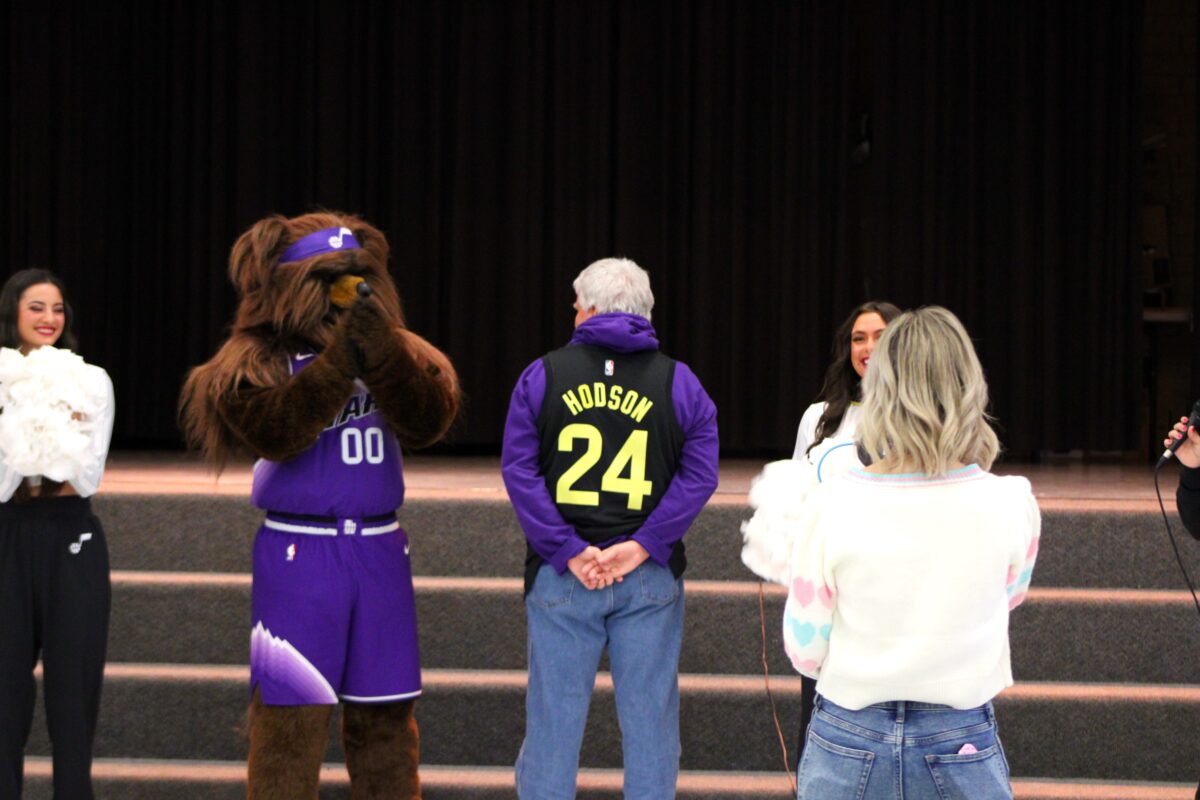 Orem teacher, ‘massive Jazz fan’ receives Most Valuable Educator award ...